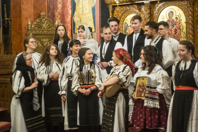 Lansare de carte și concert de colinde tradiționale românești, la Biserica "Sfinții Trei Ierarhi ...