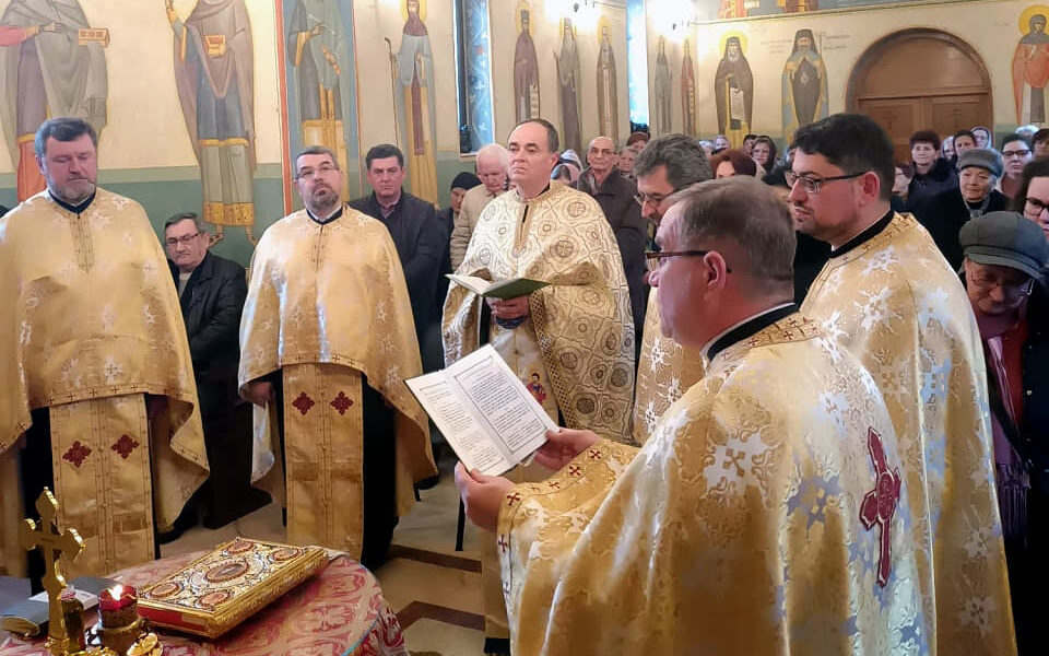 Taina Sfântului Maslu, oficiată la biserica "Sfântul Mare Mucenic și Tămăduitor Pantelimon", din ...